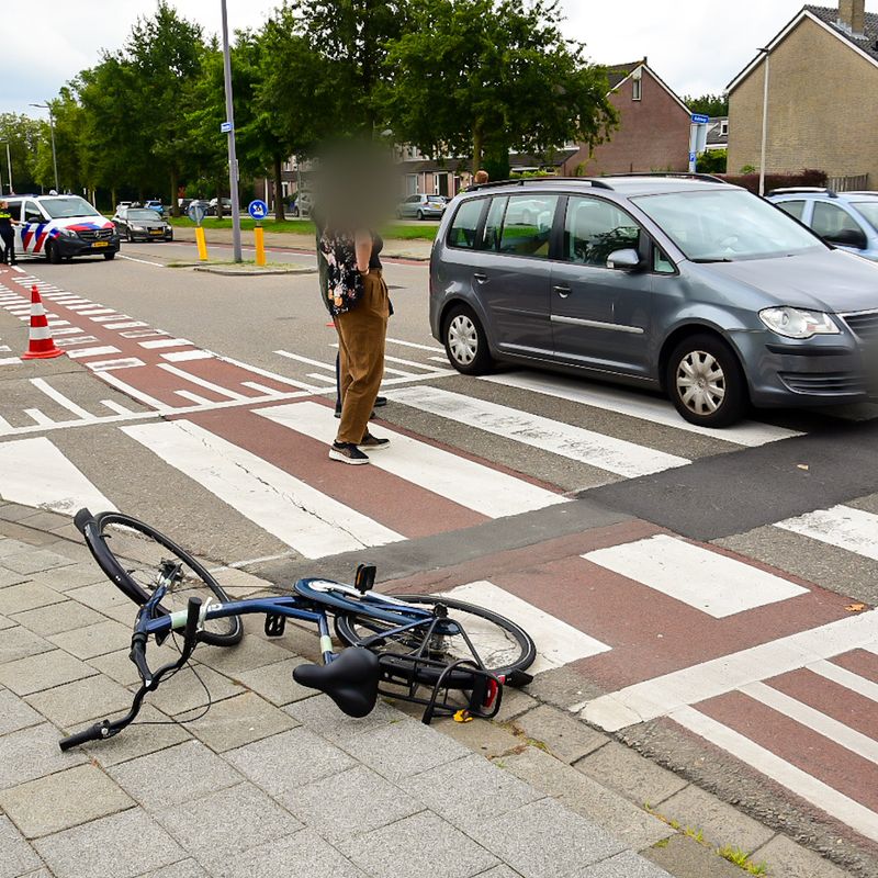 Jongen op fiets aangereden door auto - Rijnmond
