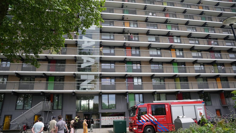Bliksem slaat in hoge flat, boom valt op auto en op spoor - Omroep ...