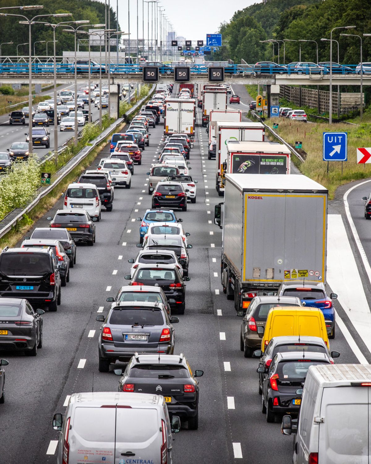 Grote drukte op snelwegen door pinksterweekend en NS-staking - Omroep West
