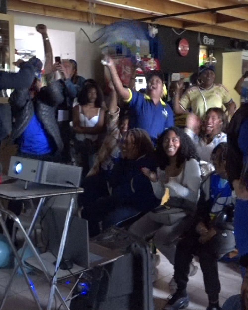 Fans Curaçao door het dolle na goal tegen Duitsland - RTV Noord