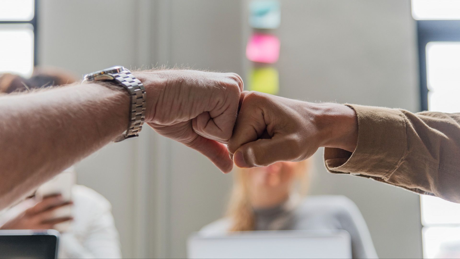 GGD Haaglanden: 'Geen handen schudden, dat is echt niet de bedoeling ...