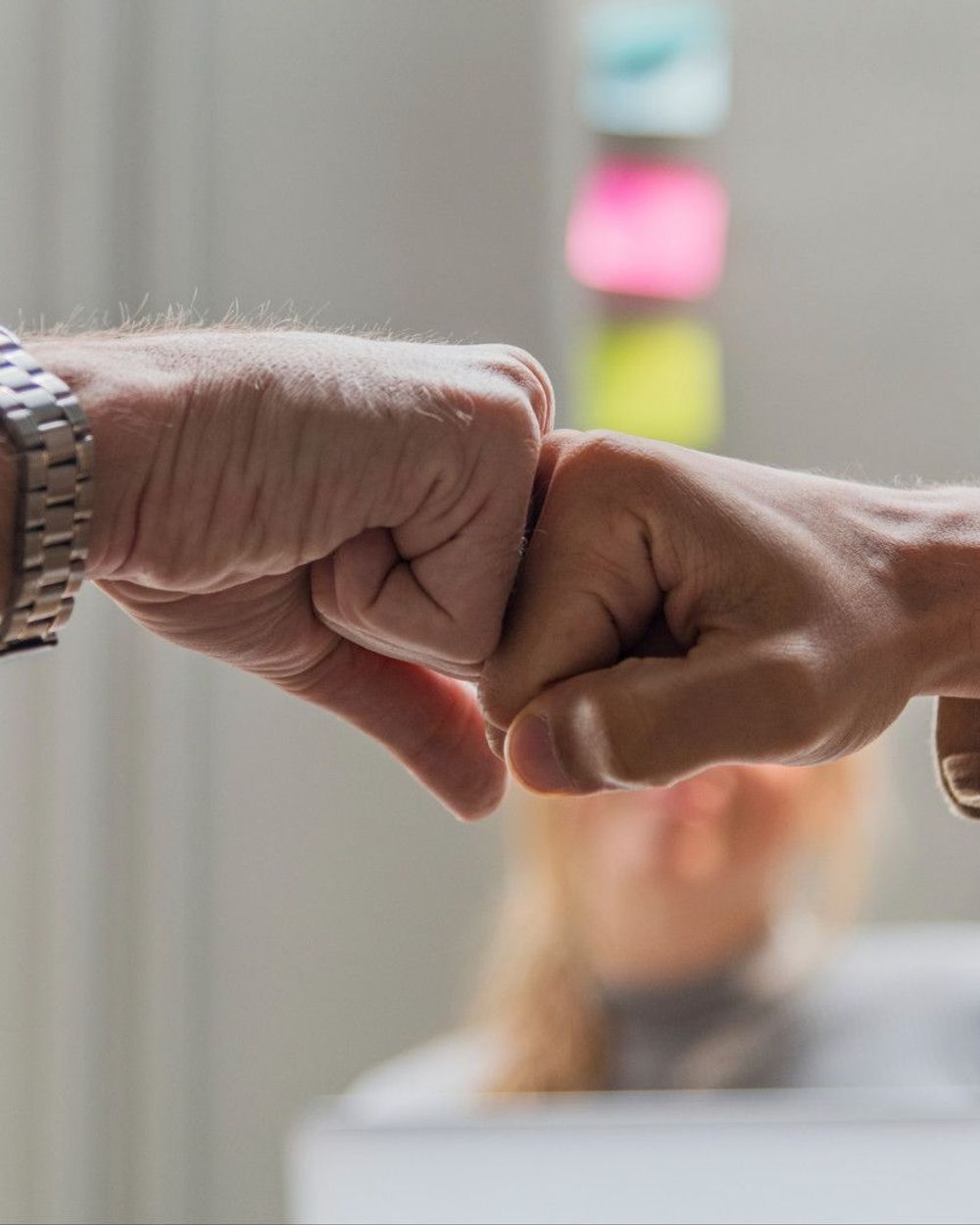 GGD Haaglanden: 'Geen handen schudden, dat is echt niet de bedoeling ...