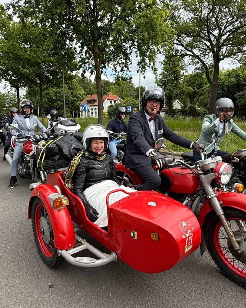 Motorrijders in net pak met baard en snor vragen aandacht voor ...