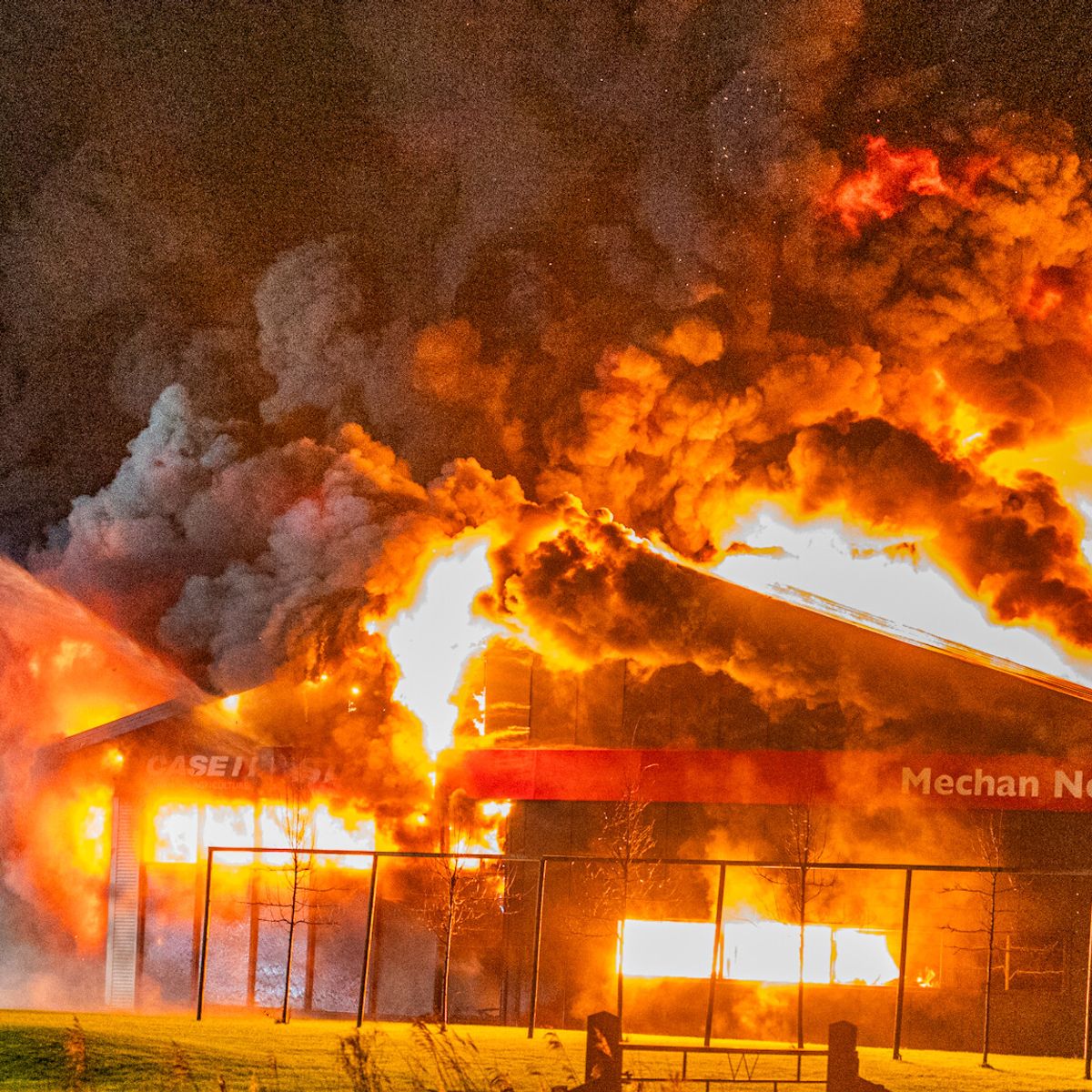 Loods grotendeels verloren gegaan bij zeer grote brand bij ...