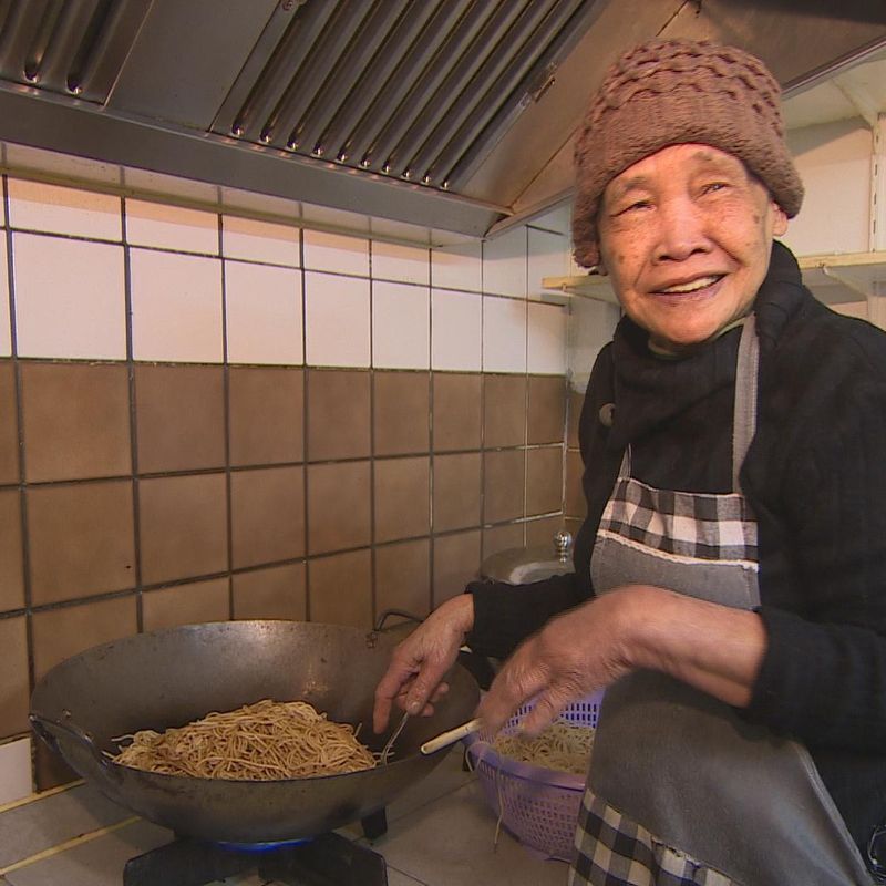 84-jarige Rotterdamse kokkin maakt nog dagelijks bami - Rijnmond