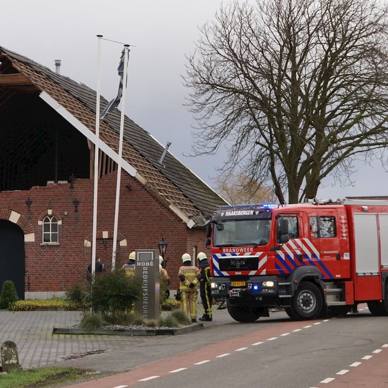 Wind slaat gapend gat in voorgevel boerderij Haaksbergen - Oost