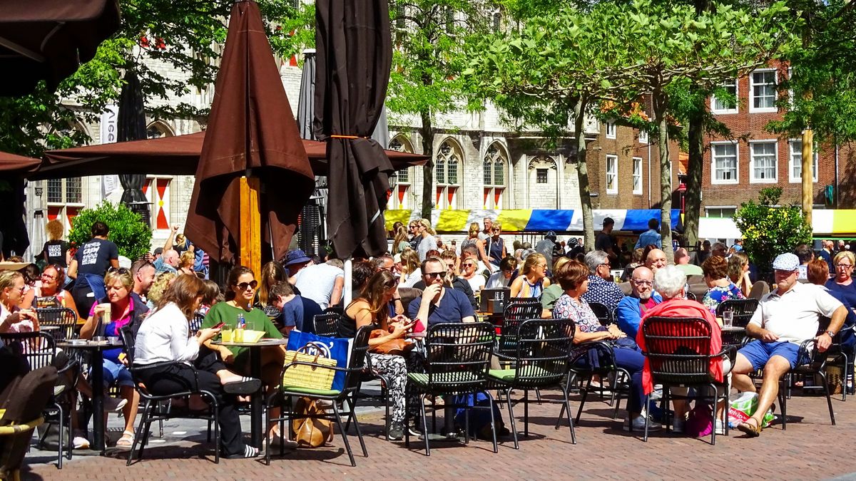 Terrasje pakken? Eerst even je contactgegevens doorgeven aan het restaurant - Omroep Zeeland