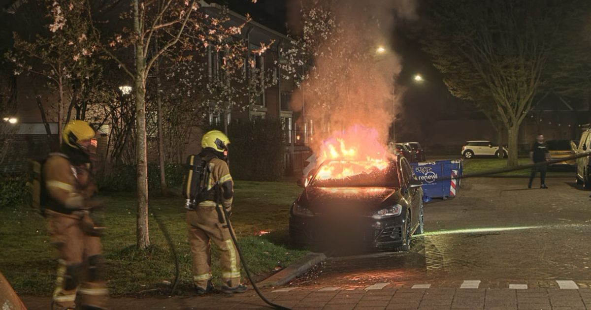 Vlammen uit dak van auto bij mogelijk aangestoken brand in Dordrecht ...