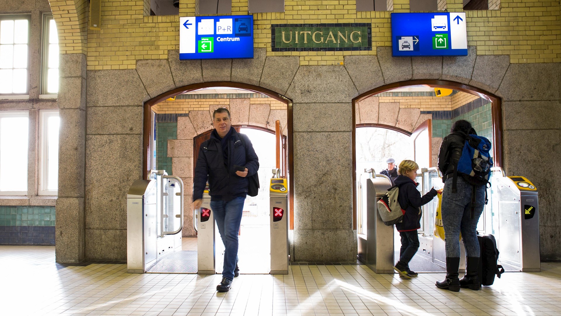 Treinreiziger in Deventer aangehouden na ingooien treinruit en ...