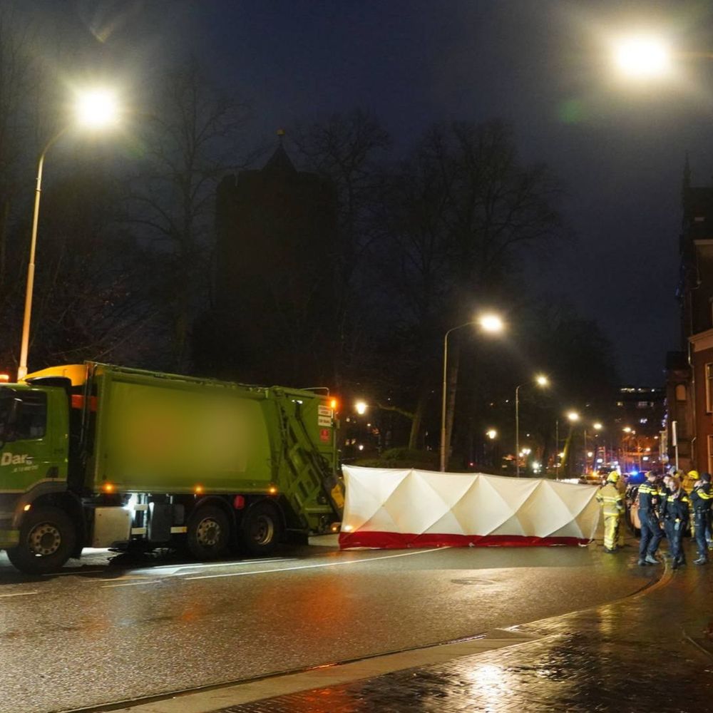 Fietser (20) overleden na aanrijding met vuilniswagen - Omroep Gelderland