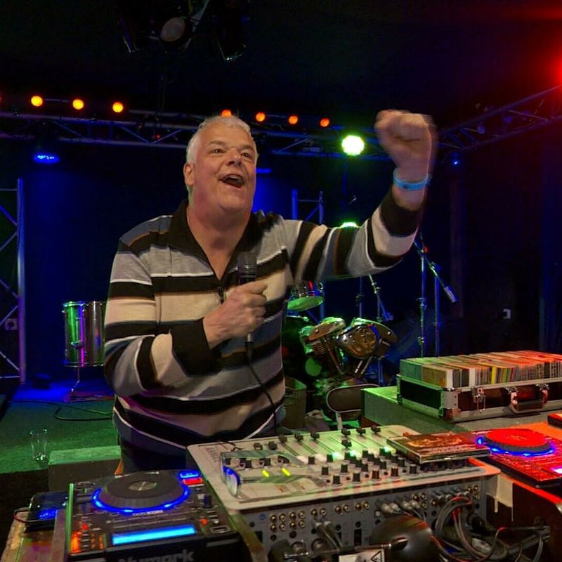 DJ Heavy P krijgt de zaal plat: "Laat het maar lekker knallen, yeah!" - Omrop Fryslân