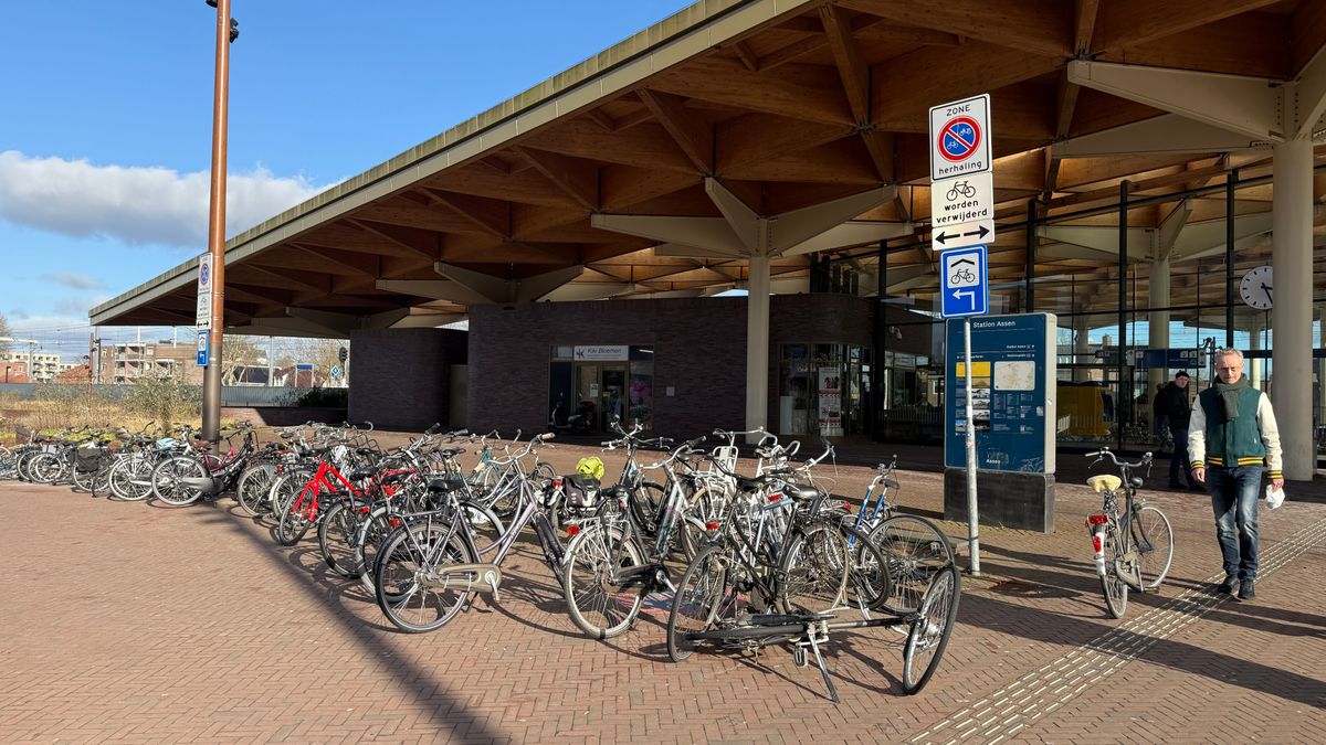 Assen pakt verkeerd geparkeerde fietsen bij station aan - RTV Drenthe