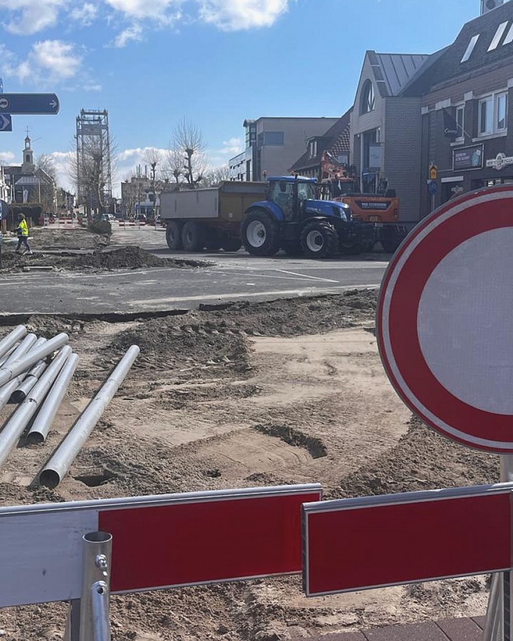 Belangrijk kruispunt zeven weken dicht: 'In de spits overal vast' - Omroep West