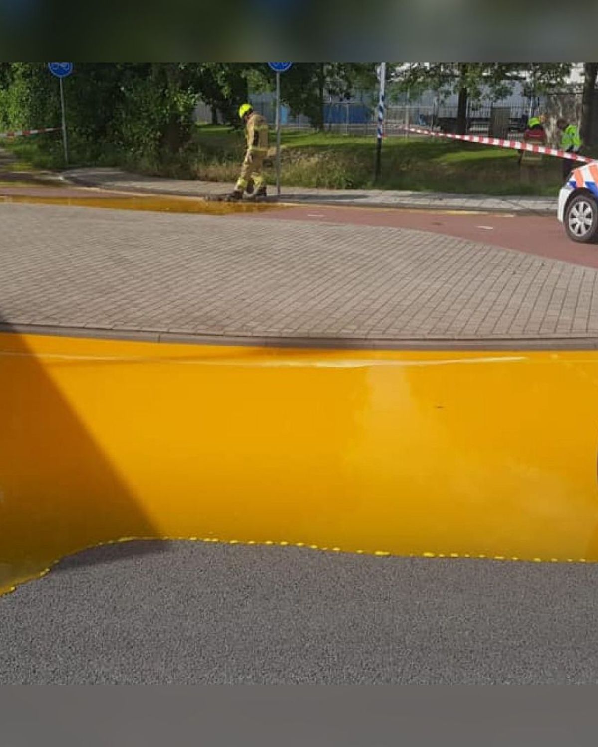 VIDEO: Vrachtwagen Frisian Egg gekanteld in Zwaag, fietspad vol eigeel ...