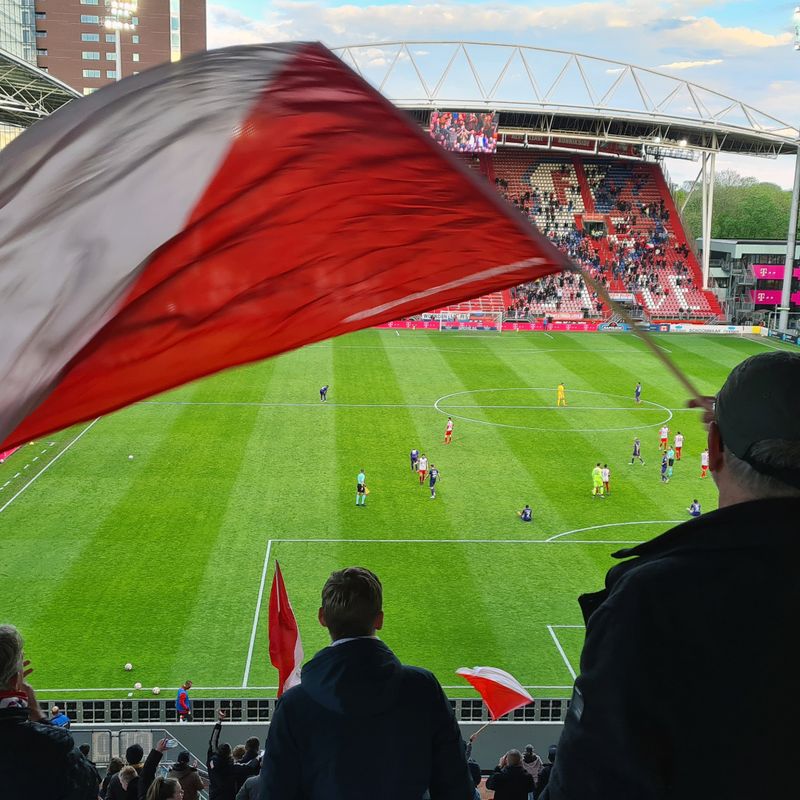 FC Utrecht-supporters demonstreren tegen wedstrijd zonder publiek na ...