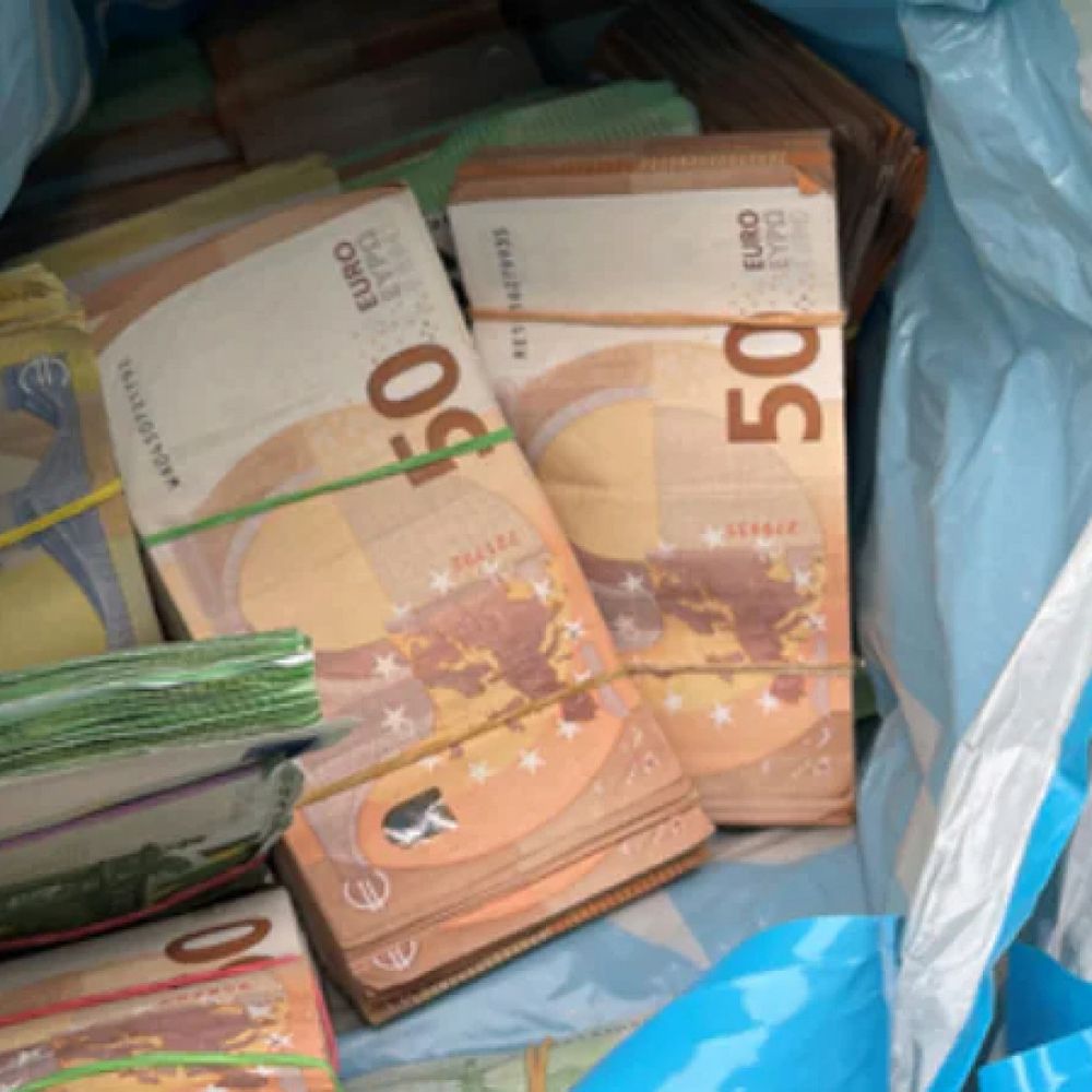 Tas met 370.000 euro contant geld gevonden in auto - Omroep West