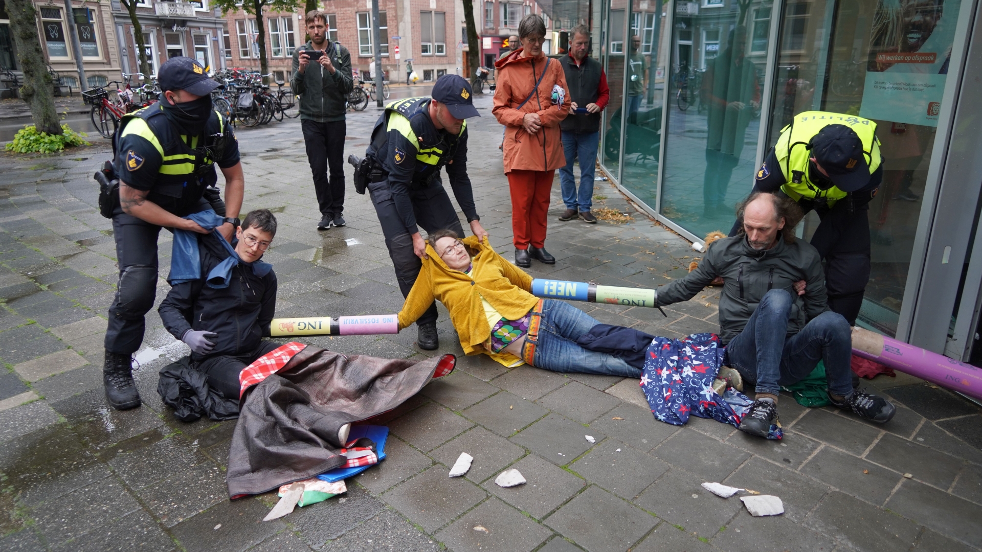 Politie maakt einde aan demonstratie Extinction Rebellion bij ING ...