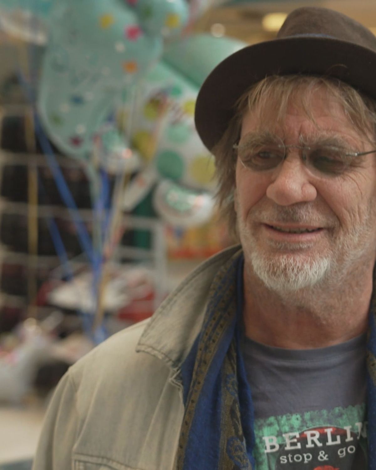 Koos loopt al vijf jaar op blote voeten: 'Je hebt mensen die zeggen dat ...