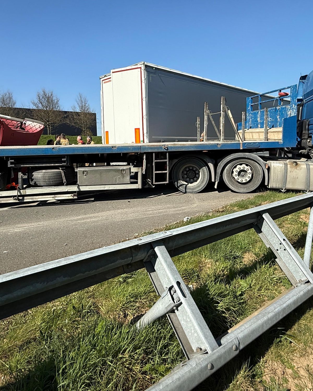 A73 weer gedeeltelijk open na ongeval met meerdere vrachtwagens - L1 Nieuws