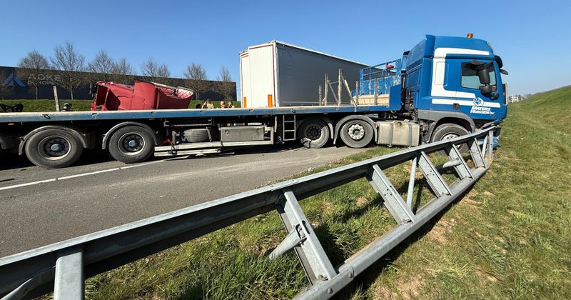 A73 weer gedeeltelijk open na ongeval met meerdere vrachtwagens - L1 Nieuws