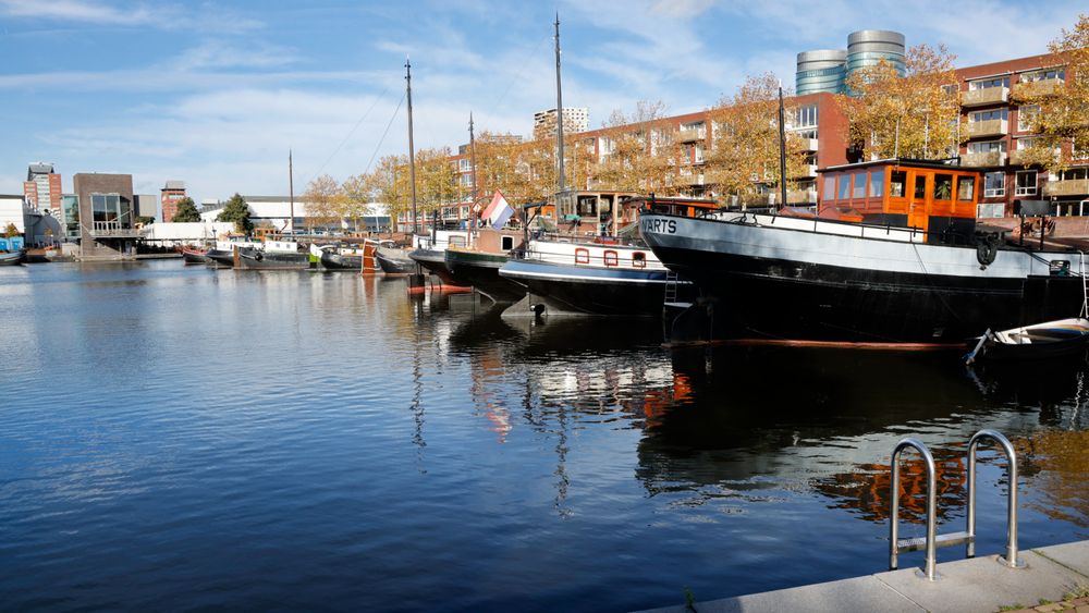 Woonbootbewoners Merwedekanaal vrezen vast te lopen in de modder ...