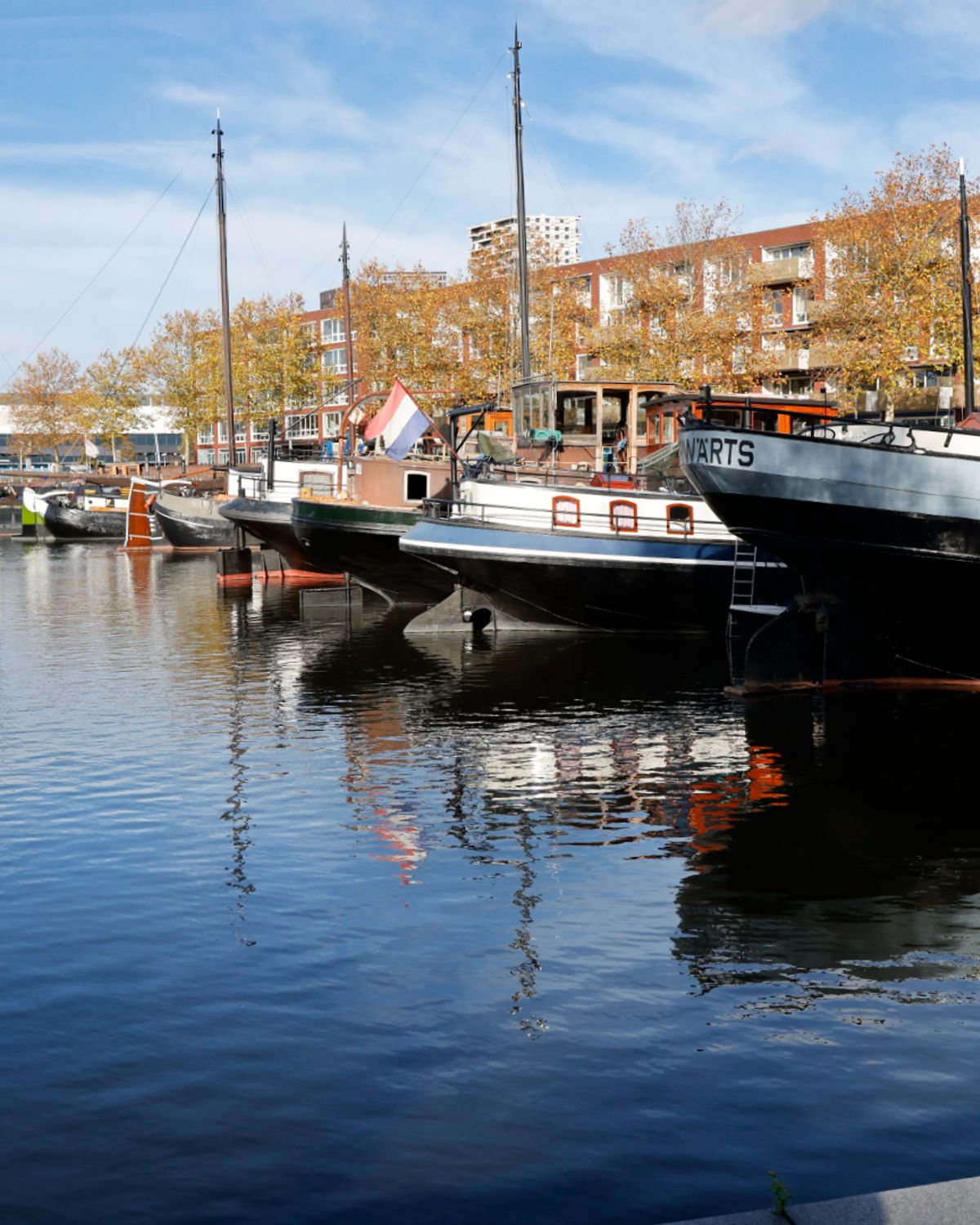 Woonbootbewoners Merwedekanaal vrezen vast te lopen in de modder ...