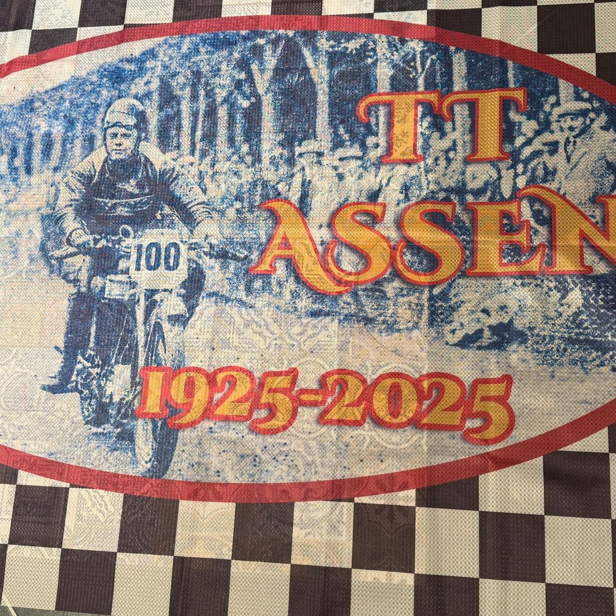 Yolanda Visser hoopt dat Assen straks volhangt met haar TT-vlag - RTV ...