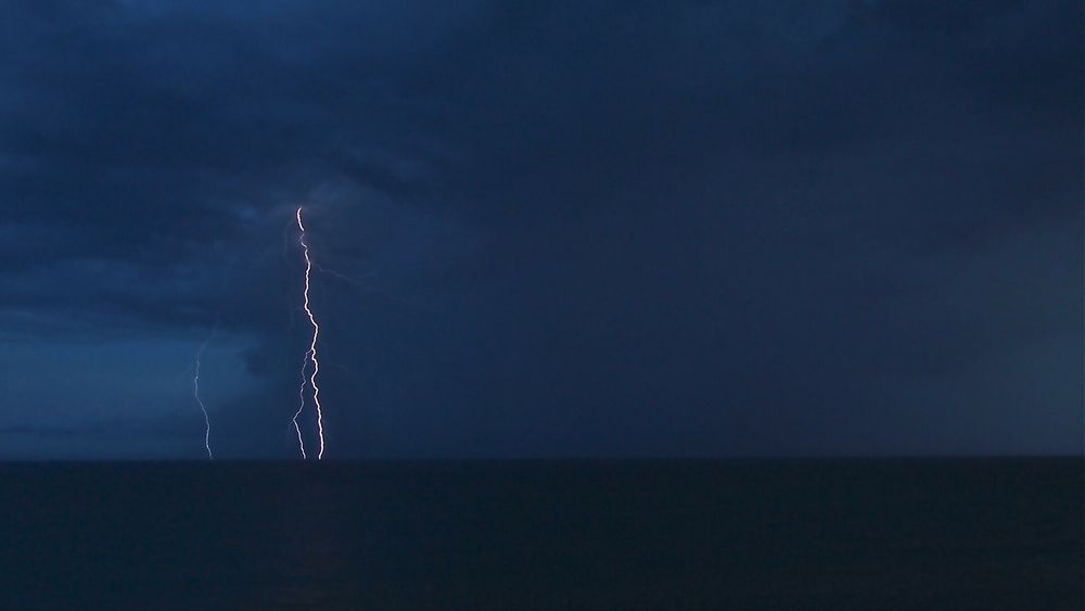 KNMI waarschuwt met code geel voor onweer en hagel - RTV Drenthe