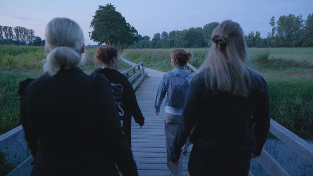 Lopen naar het licht om taboe rond zelfdoding bespreekbaar te maken ...