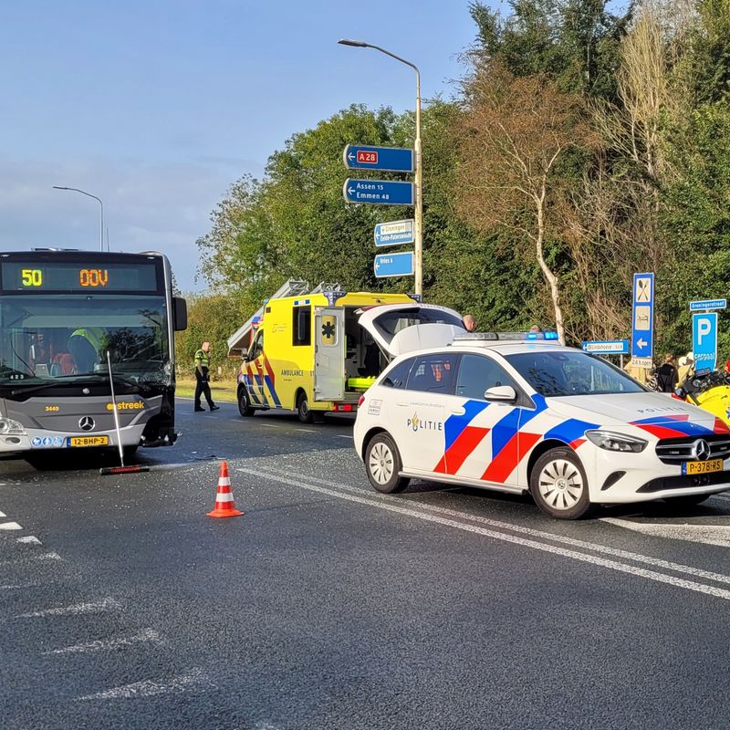 Bestuurder raakt gewond bij botsing tussen auto en lijnbus - RTV Drenthe