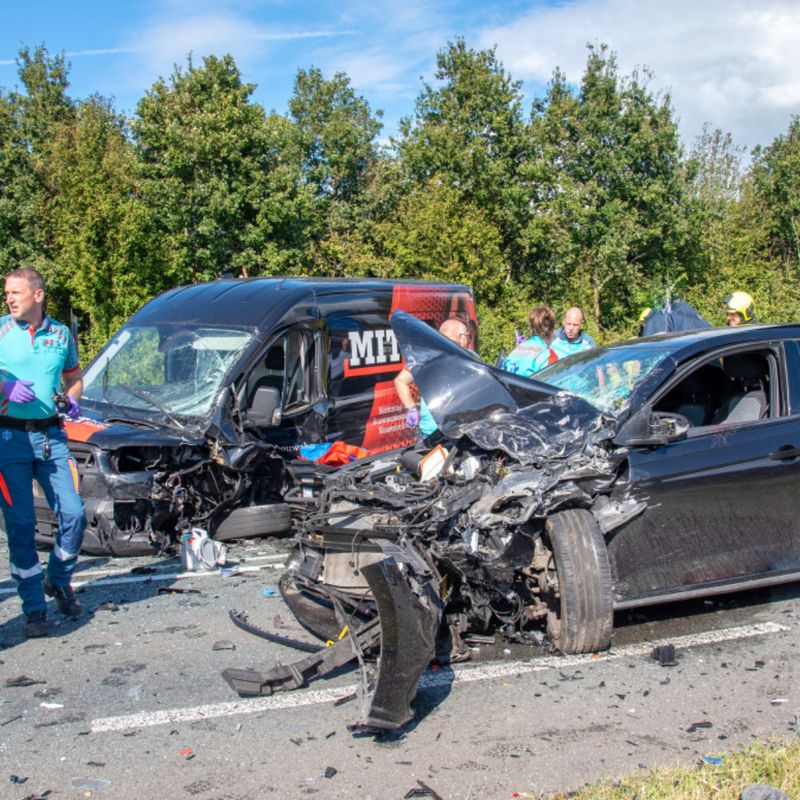 Enorme schade bij frontale botsing tussen bestelbus en personenauto - Rijnmond