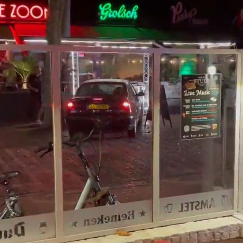 Eis twee jaar cel tegen Hellevoeter die met auto op een vol terras in ... Eis twee jaar cel tegen Hellevoeter die met auto op een vol terras in ...