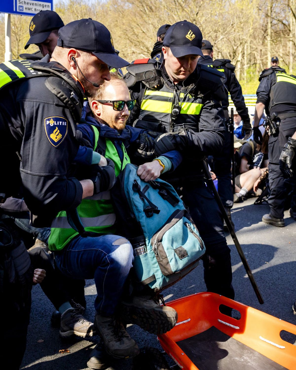 A12 urenlang bezet, ruim 500 actievoerders aangehouden - Omroep West