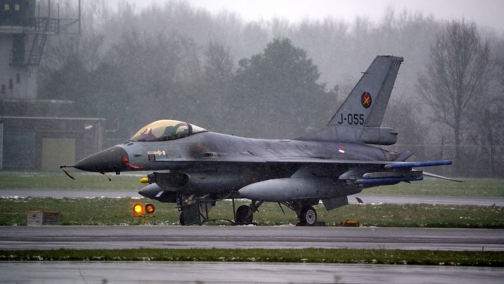 F-16 weer vertrokken van vliegveld Eelde na vogelbotsing - RTV Drenthe