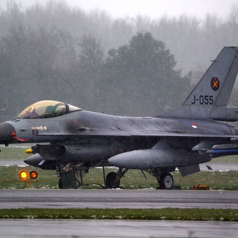F-16 weer vertrokken van vliegveld Eelde na vogelbotsing - RTV Drenthe