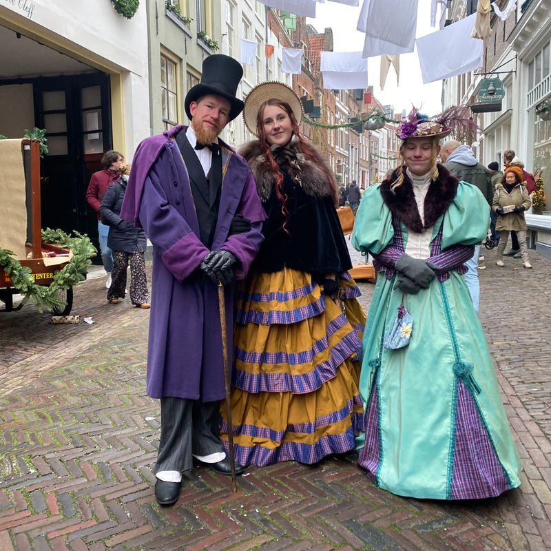 Deventer gaat terug in de tijd: kijk hier naar het Dickens Festijn - Oost