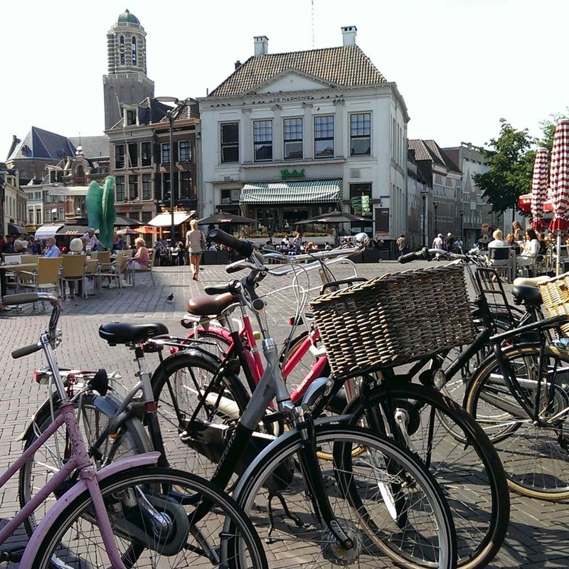 Inwoners van Zwolle stappen vaker op de fiets dan mensen uit Enschede ...