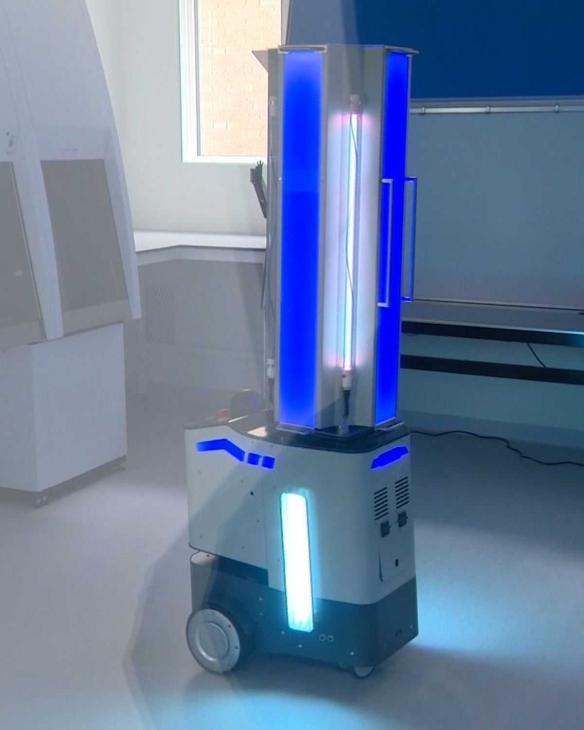 Deze robot helpt schoonmakers in het ziekenhuis bacteriën te doden ...