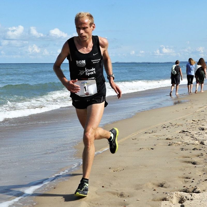 Erwin Harmes oppermachtig in Singelloop Middelburg - Omroep Zeeland