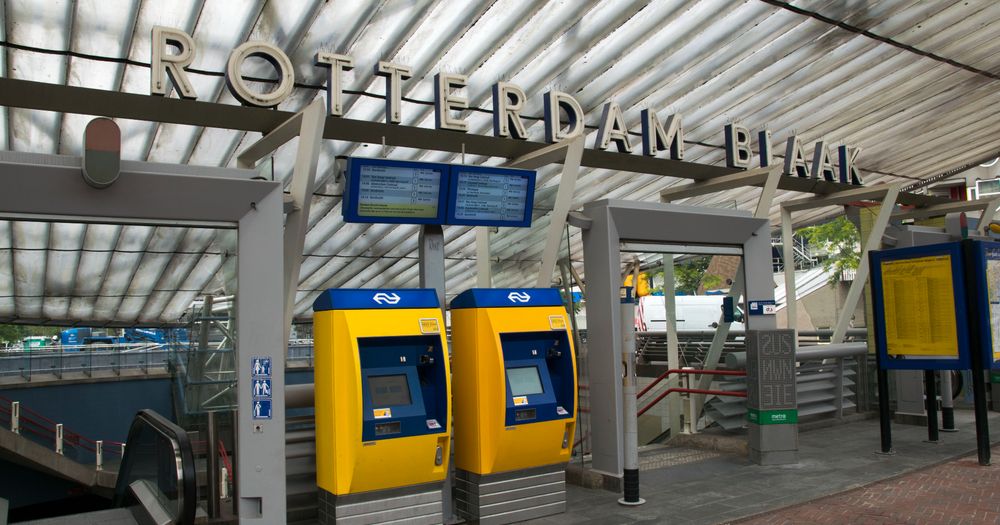 Groot deel van avond geen treinverkeer op Rotterdam Blaak na aanrijding ...