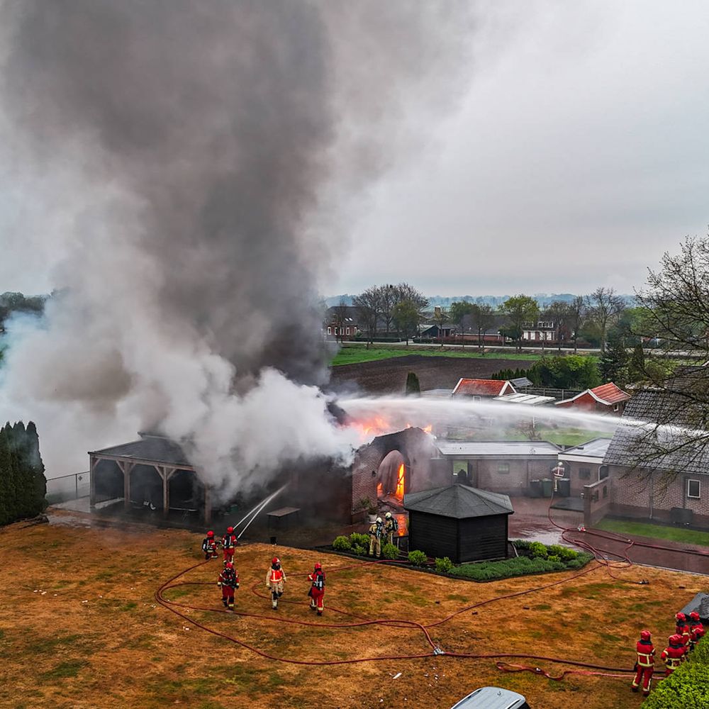 Felle uitslaande brand verwoest schuur in Emmer-Compascuum - RTV Drenthe