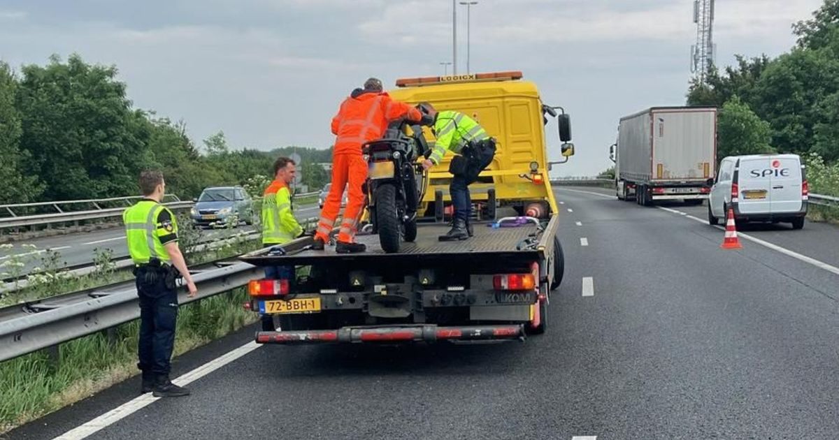 File op de A15 richting Gorinchem na ongeluk met motorrijder, vertraging neemt af - Rijnmond