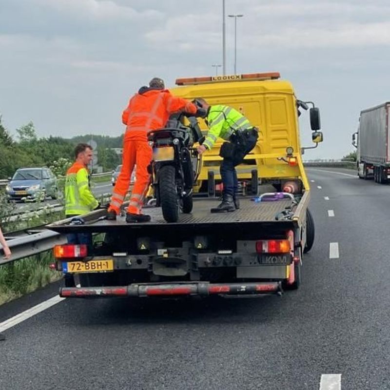 File op de A15 richting Gorinchem na ongeluk met motorrijder, vertraging neemt af - Rijnmond