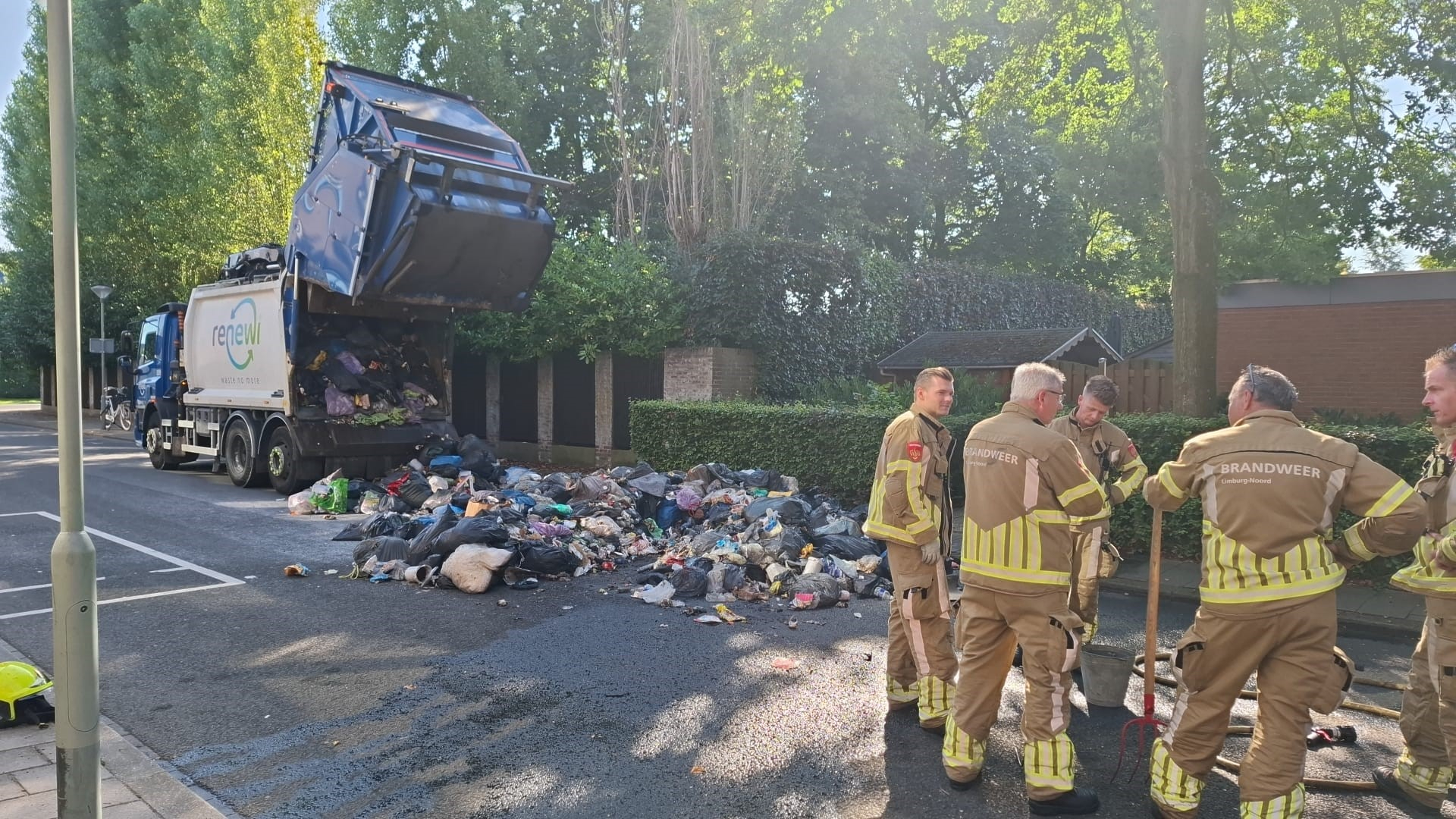 Vuilniswagen in brand in Tegelen: afval op straat gedumpt - Afvalgids