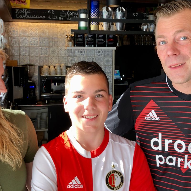 Seizoenkaarthouder Jamie (15) mag niet naar de Kuip, broertje Jesse wel ...