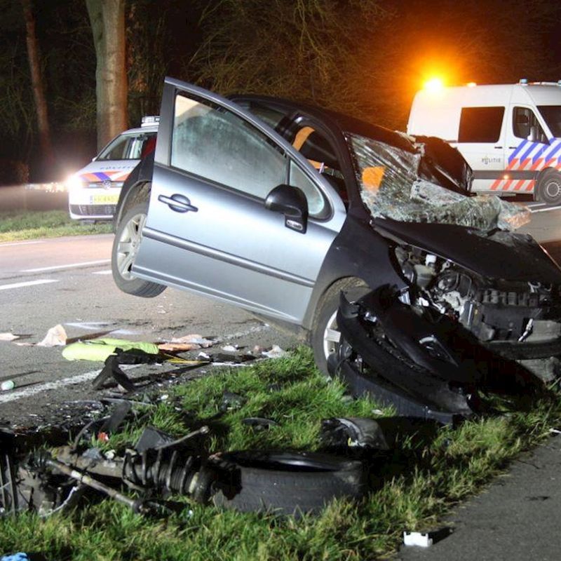 Man overleden bij frontale botsing in Bathmen - Oost