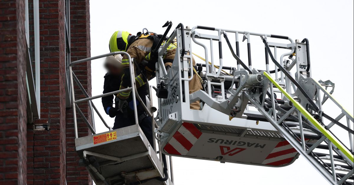 Brandweer haalt glazenwasser uit hoogwerker - Omroep West