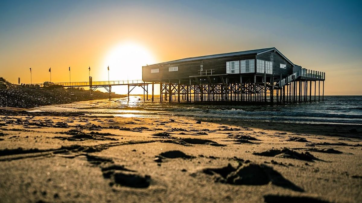 Strand Brouwersdam verdwijnt in de golven: 'M'n strandpaviljoen staat ...