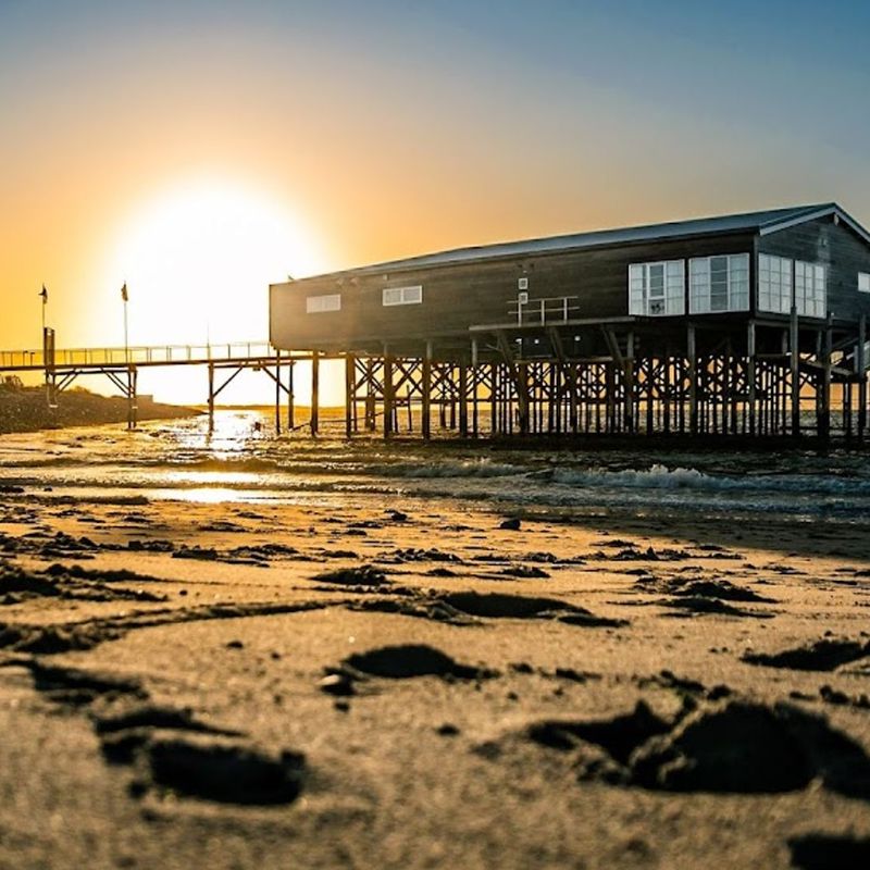 Strand Brouwersdam verdwijnt in de golven: 'M'n strandpaviljoen staat ...