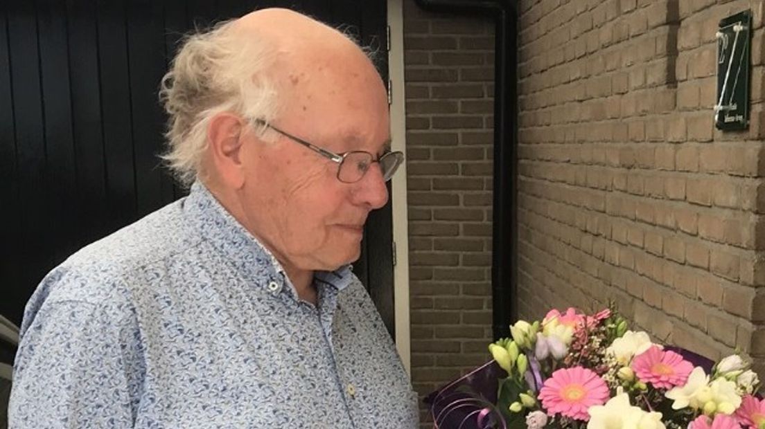 Raad Midden-Drenthe geeft vaste bezoekers bloemetje - RTV Drenthe